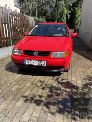 Sarkans Volkswagen Polo 1998 Rīga, ar dzinēja tilpumu 1.80 L un nobraukumu 160 tūkst. km par 900 €, foto  vietnē AUTOMOTO.COM.LV