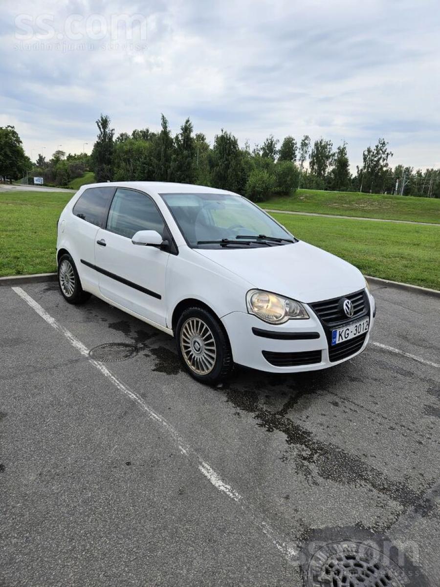 White Volkswagen Polo 2008 in Riga, with an engine capacity of 1.40 L and mileage of 233 thousand km for 2000 €, photo 1 on AUTOMOTO.COM.LV