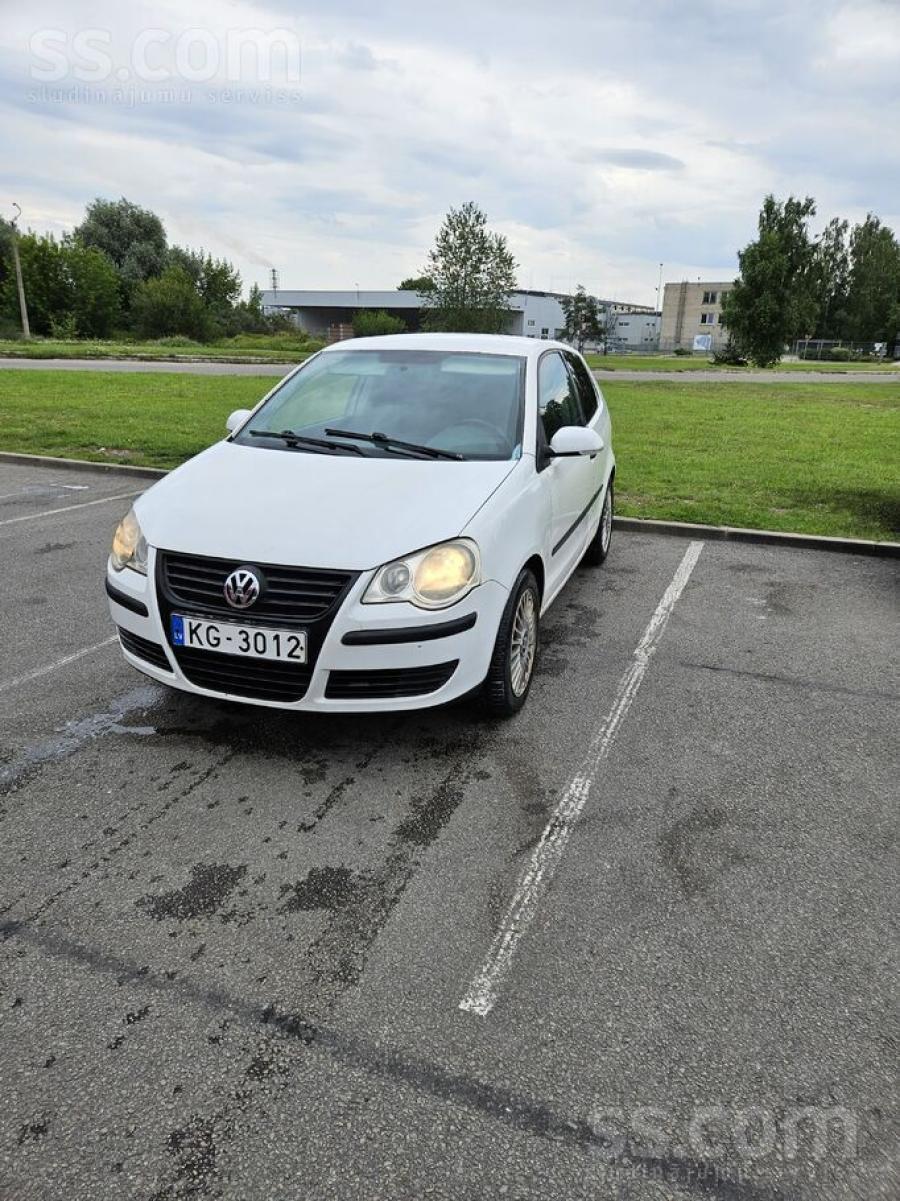 White Volkswagen Polo 2008 in Riga, with an engine capacity of 1.40 L and mileage of 233 thousand km for 2000 €, photo 3 on AUTOMOTO.COM.LV