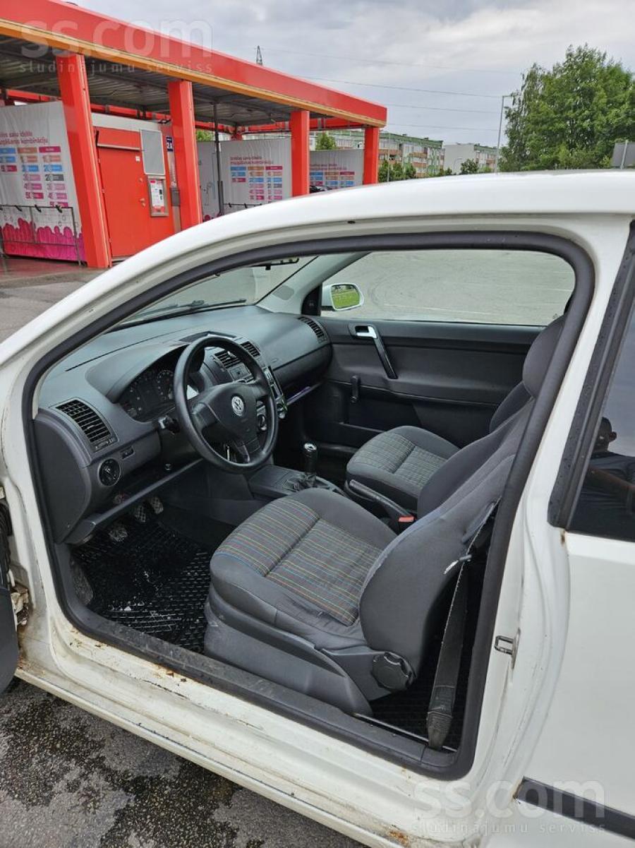 White Volkswagen Polo 2008 in Riga, with an engine capacity of 1.40 L and mileage of 233 thousand km for 2000 €, photo 6 on AUTOMOTO.COM.LV