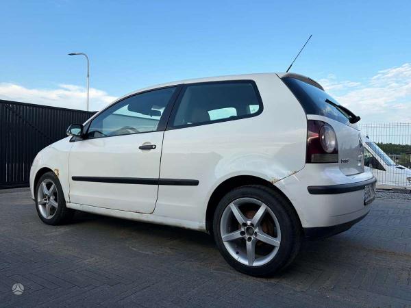 White Volkswagen Polo 2006 in Kaunas, with an engine capacity of 1.42 L and mileage of 250 thousand km for 800 €, photo 2 on AUTOMOTO.COM.LV