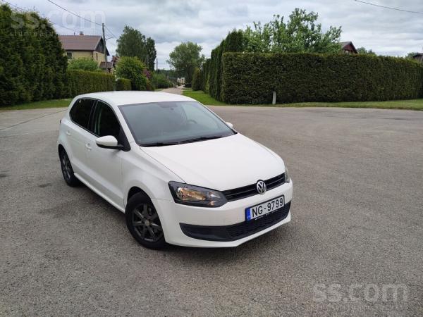 White Volkswagen Polo 2009 in Riga, with an engine capacity of 1.60 L and mileage of 266 thousand km for 4050 €, photo 1 on AUTOMOTO.COM.LV