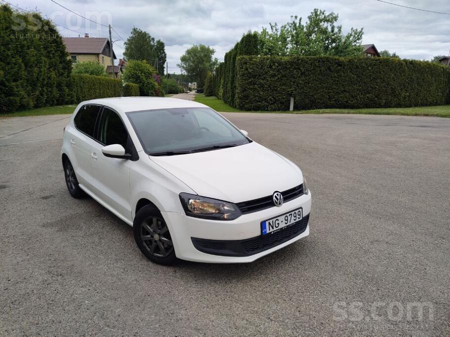 White Volkswagen Polo 2009 in Riga, with an engine capacity of 1.60 L and mileage of 266 thousand km for 4050 €, photo 1 on AUTOMOTO.COM.LV