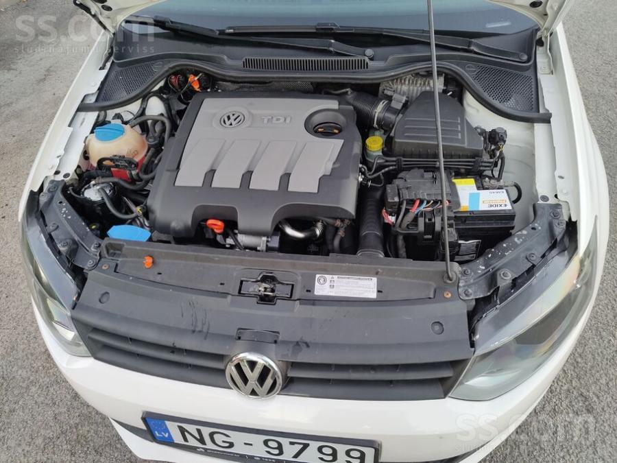 White Volkswagen Polo 2009 in Riga, with an engine capacity of 1.60 L and mileage of 266 thousand km for 4050 €, photo 3 on AUTOMOTO.COM.LV