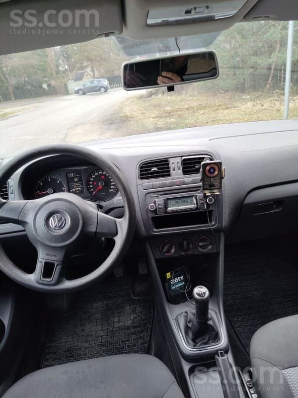 White Volkswagen Polo 2009 in Riga, with an engine capacity of 1.60 L and mileage of 266 thousand km for 4050 €, photo 4 on AUTOMOTO.COM.LV