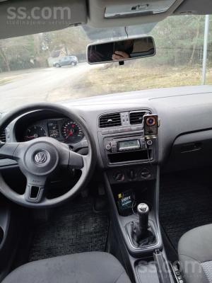 White Volkswagen Polo 2009 in Riga, with an engine capacity of 1.60 L and mileage of 266 thousand km for 4050 €, photo 5 on AUTOMOTO.COM.LV