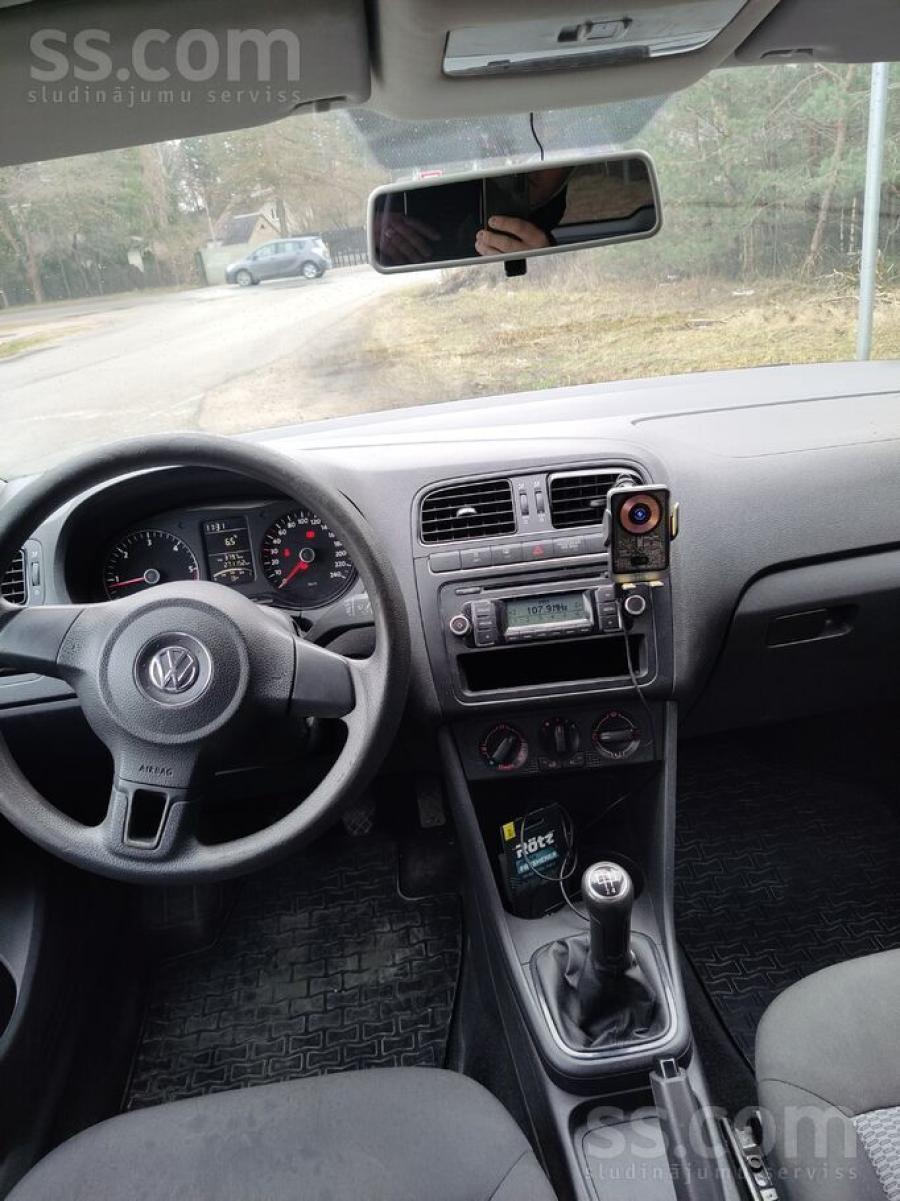 White Volkswagen Polo 2009 in Riga, with an engine capacity of 1.60 L and mileage of 266 thousand km for 4050 €, photo 5 on AUTOMOTO.COM.LV