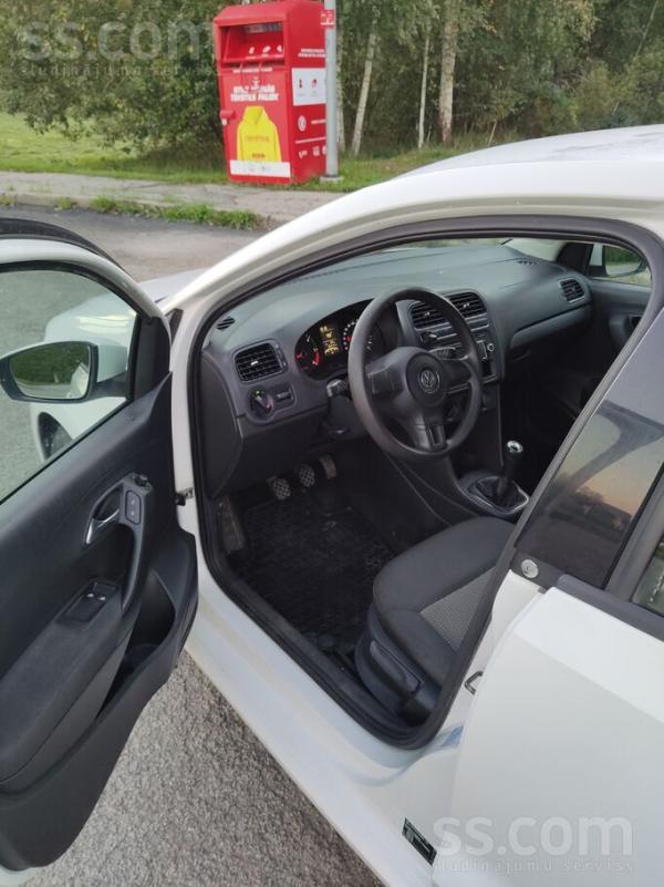 White Volkswagen Polo 2009 in Riga, with an engine capacity of 1.60 L and mileage of 266 thousand km for 4050 €, photo 5 on AUTOMOTO.COM.LV