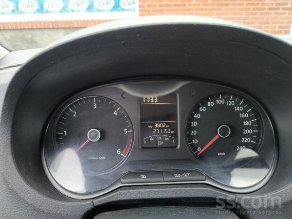 White Volkswagen Polo 2009 in Riga, with an engine capacity of 1.60 L and mileage of 266 thousand km for 4050 €, photo 6 on AUTOMOTO.COM.LV