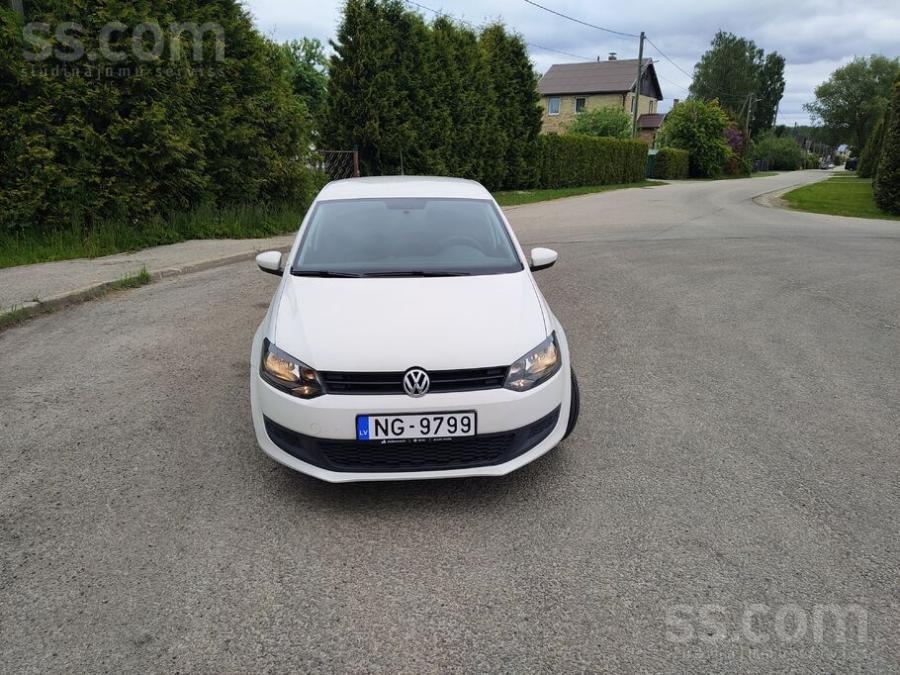 White Volkswagen Polo 2009 in Riga, with an engine capacity of 1.60 L and mileage of 266 thousand km for 4050 €, photo 8 on AUTOMOTO.COM.LV