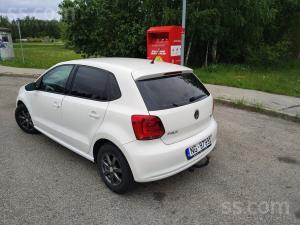 White Volkswagen Polo 2009 in Riga, with an engine capacity of 1.60 L and mileage of 266 thousand km for 4050 €, photo 9 on AUTOMOTO.COM.LV