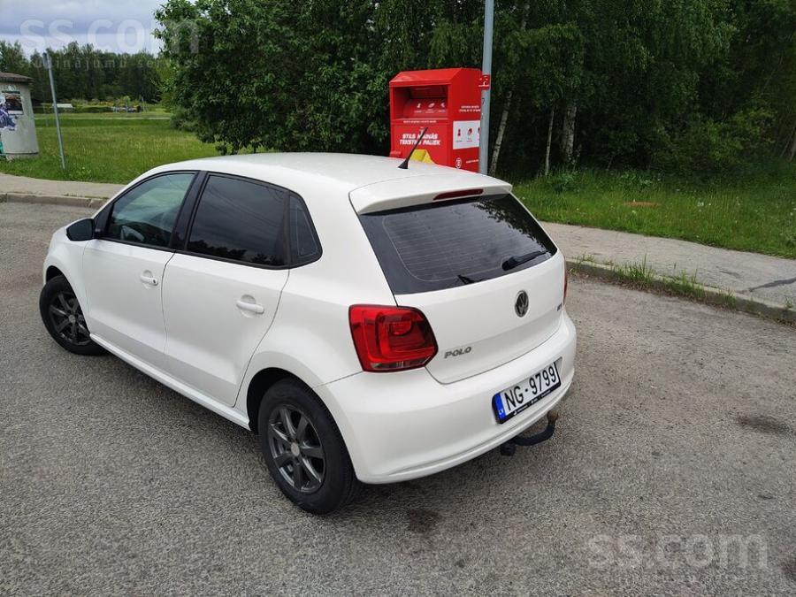 White Volkswagen Polo 2009 in Riga, with an engine capacity of 1.60 L and mileage of 266 thousand km for 4050 €, photo 9 on AUTOMOTO.COM.LV