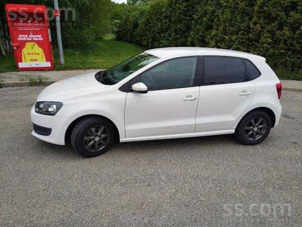 White Volkswagen Polo 2009 in Riga, with an engine capacity of 1.60 L and mileage of 266 thousand km for 4050 €, photo 9 on AUTOMOTO.COM.LV