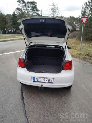 White Volkswagen Polo 2009 in Riga, with an engine capacity of 1.60 L and mileage of 266 thousand km for 4050 €, photo 11 on AUTOMOTO.COM.LV