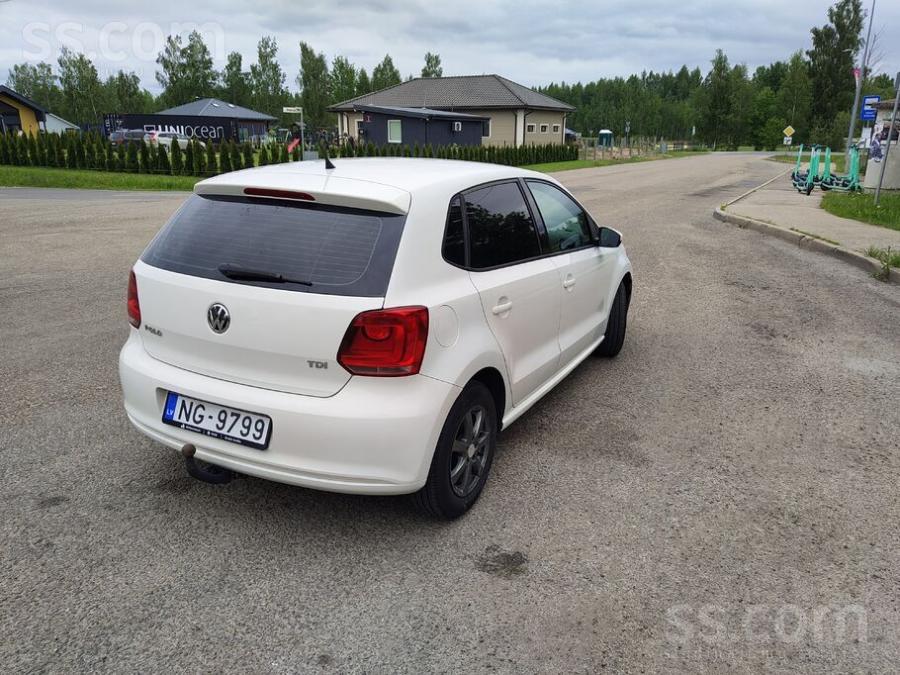 White Volkswagen Polo 2009 in Riga, with an engine capacity of 1.60 L and mileage of 266 thousand km for 4050 €, photo 12 on AUTOMOTO.COM.LV