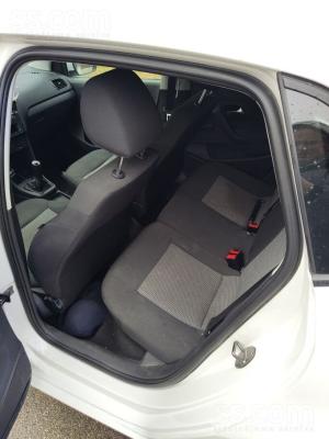 White Volkswagen Polo 2009 in Riga, with an engine capacity of 1.60 L and mileage of 266 thousand km for 4050 €, photo 13 on AUTOMOTO.COM.LV