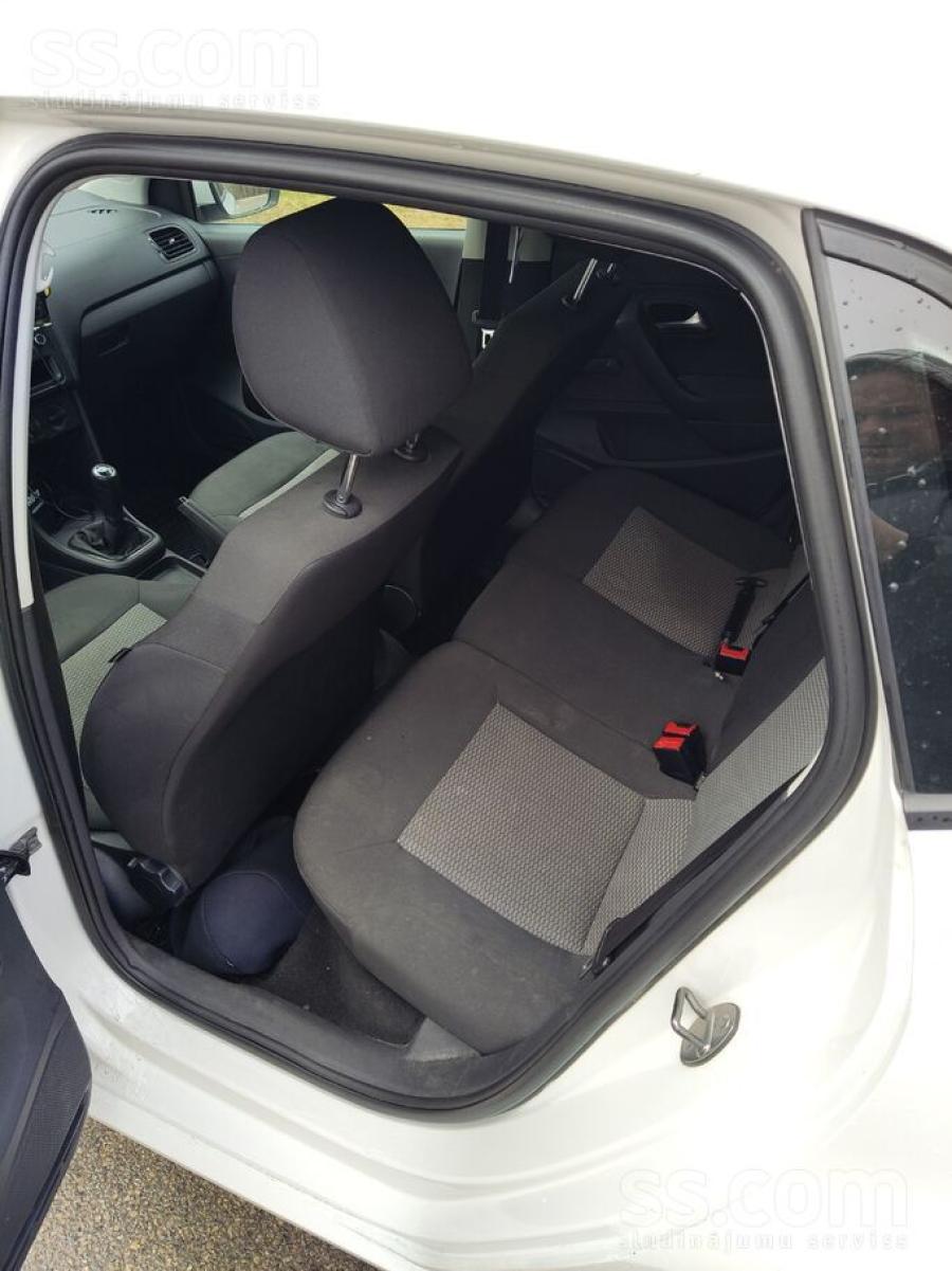 White Volkswagen Polo 2009 in Riga, with an engine capacity of 1.60 L and mileage of 266 thousand km for 4050 €, photo 13 on AUTOMOTO.COM.LV