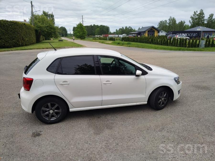 White Volkswagen Polo 2009 in Riga, with an engine capacity of 1.60 L and mileage of 266 thousand km for 4050 €, photo 14 on AUTOMOTO.COM.LV