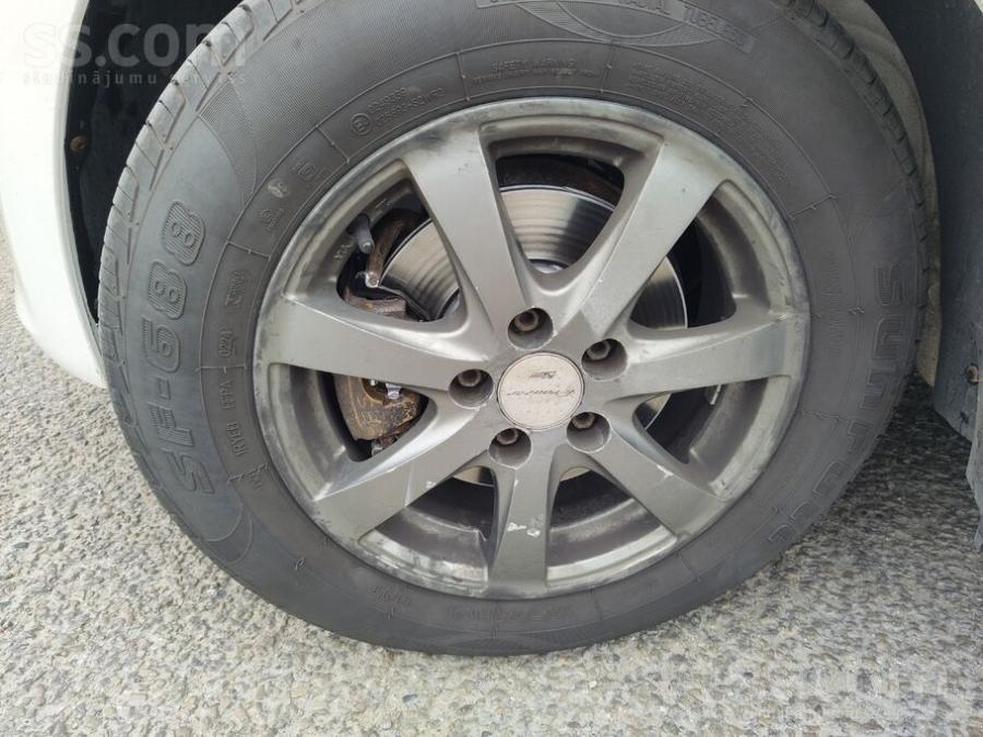 White Volkswagen Polo 2009 in Riga, with an engine capacity of 1.60 L and mileage of 266 thousand km for 4050 €, photo 17 on AUTOMOTO.COM.LV