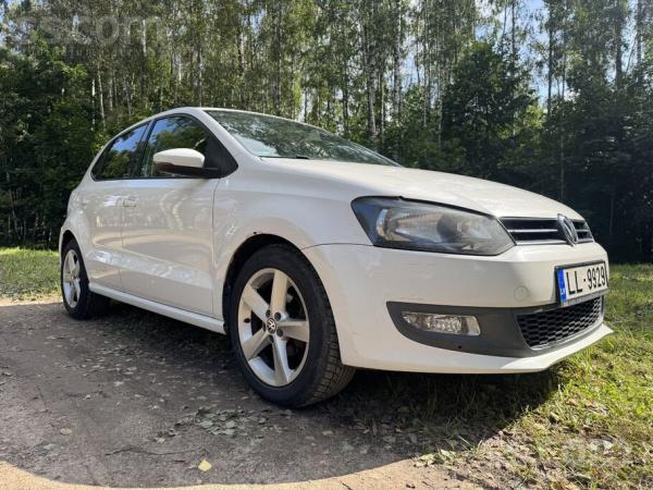 White Volkswagen Polo 2009 in Riga, with an engine capacity of 1.20 L and mileage of 210 thousand km for 3500 €, photo 2 on AUTOMOTO.COM.LV