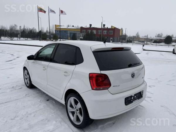 White Volkswagen Polo 2010 in Telschi, with an engine capacity of 1.60 L and mileage of 157 thousand km for 4199 €, photo 4 on AUTOMOTO.COM.LV