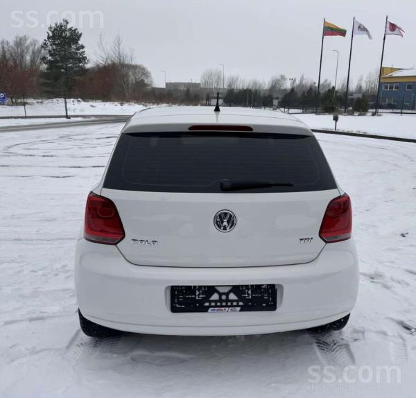White Volkswagen Polo 2010 in Telschi, with an engine capacity of 1.60 L and mileage of 157 thousand km for 4199 €, photo 5 on AUTOMOTO.COM.LV