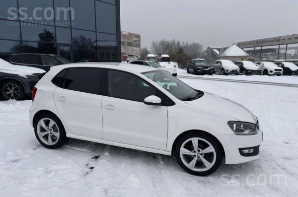 White Volkswagen Polo 2010 in Telschi, with an engine capacity of 1.60 L and mileage of 157 thousand km for 4199 €, photo 8 on AUTOMOTO.COM.LV