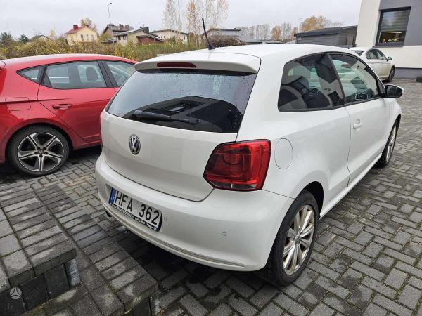 White Volkswagen Polo 2010 in Vilnius, with an engine capacity of 1.39 L and mileage of 124 thousand km for 3750 €, photo 3 on AUTOMOTO.COM.LV