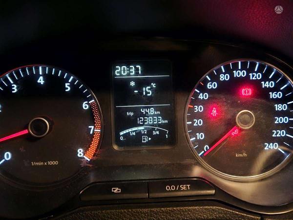 White Volkswagen Polo 2010 in Vilnius, with an engine capacity of 1.39 L and mileage of 124 thousand km for 3750 €, photo 5 on AUTOMOTO.COM.LV