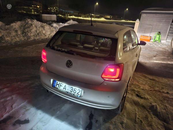 White Volkswagen Polo 2010 in Vilnius, with an engine capacity of 1.39 L and mileage of 124 thousand km for 3750 €, photo 9 on AUTOMOTO.COM.LV