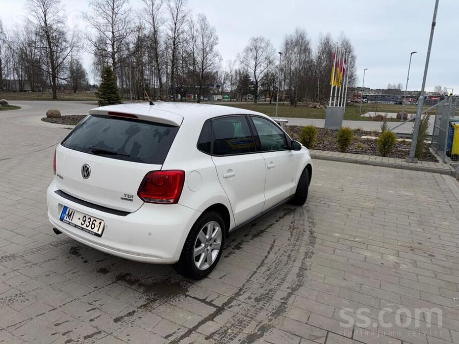 White Volkswagen Polo 2010 in Jekabpils, with an engine capacity of 1.60 L and mileage of 270 thousand km for 3400 €, photo 5 on AUTOMOTO.COM.LV