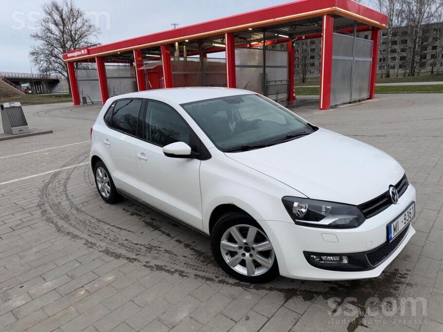 White Volkswagen Polo 2010 in Jekabpils, with an engine capacity of 1.60 L and mileage of 270 thousand km for 3400 €, photo 6 on AUTOMOTO.COM.LV