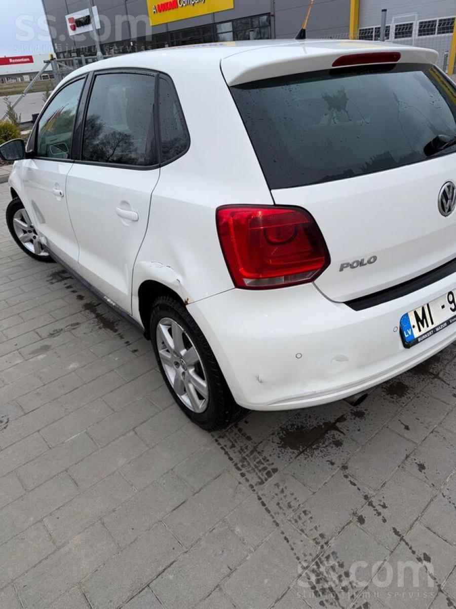White Volkswagen Polo 2010 in Jekabpils, with an engine capacity of 1.60 L and mileage of 270 thousand km for 3400 €, photo 8 on AUTOMOTO.COM.LV