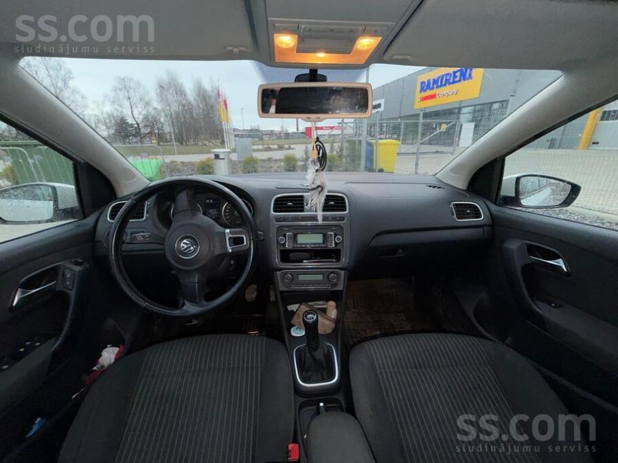 White Volkswagen Polo 2010 in Jekabpils, with an engine capacity of 1.60 L and mileage of 270 thousand km for 3400 €, photo 9 on AUTOMOTO.COM.LV