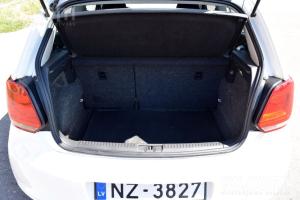 White Volkswagen Polo 2010 in Liepaja, with an engine capacity of 1.60 L and mileage of 246 thousand km for 3400 €, photo 3 on AUTOMOTO.COM.LV