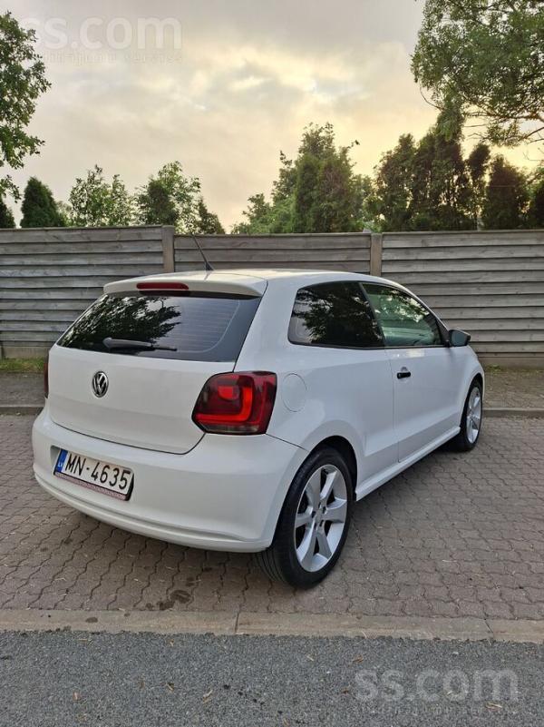 White Volkswagen Polo 2010 in Jelgava, with an engine capacity of 1.20 L and mileage of 346 thousand km for 2000 €, photo 3 on AUTOMOTO.COM.LV