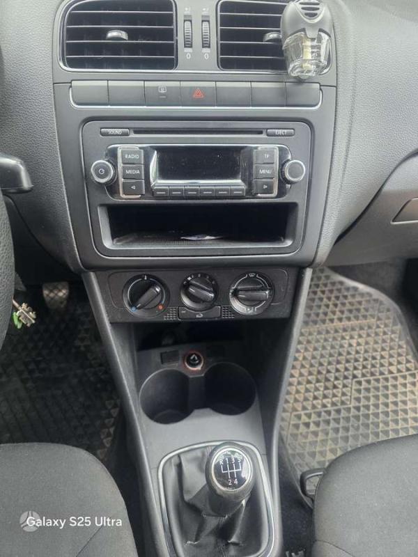 White Volkswagen Polo 2010 in Vilnius, with an engine capacity of 1.20 L and mileage of 166 thousand km for 2200 €, photo 3 on AUTOMOTO.COM.LV