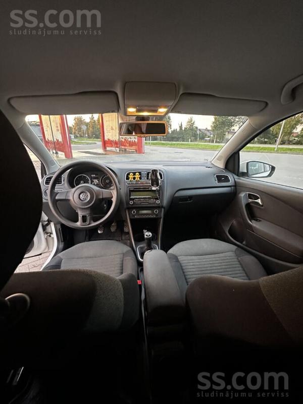 White Volkswagen Polo 2010 in Riga, with an engine capacity of 1.60 L and mileage of 351 thousand km for 3100 €, photo 5 on AUTOMOTO.COM.LV