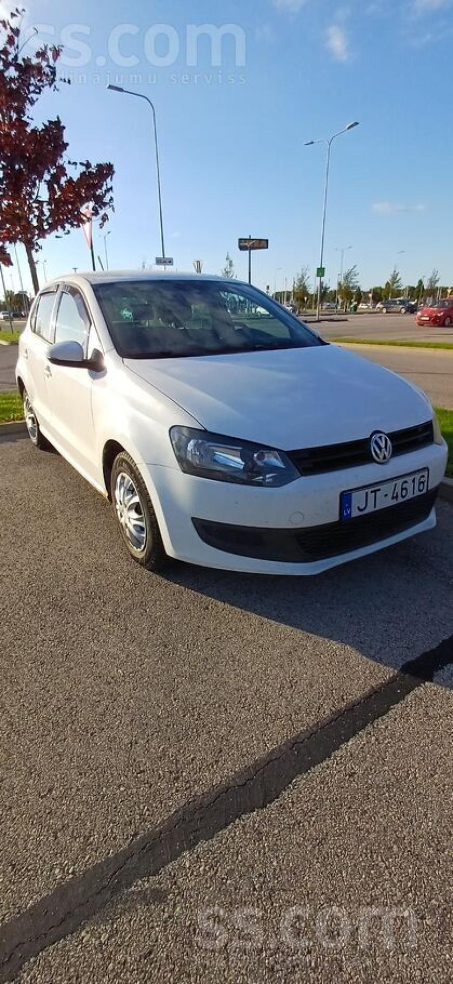 White Volkswagen Polo 2010 in Riga, with an engine capacity of 1.40 L and mileage of 209 thousand km for 2800 €, photo 1 on AUTOMOTO.COM.LV