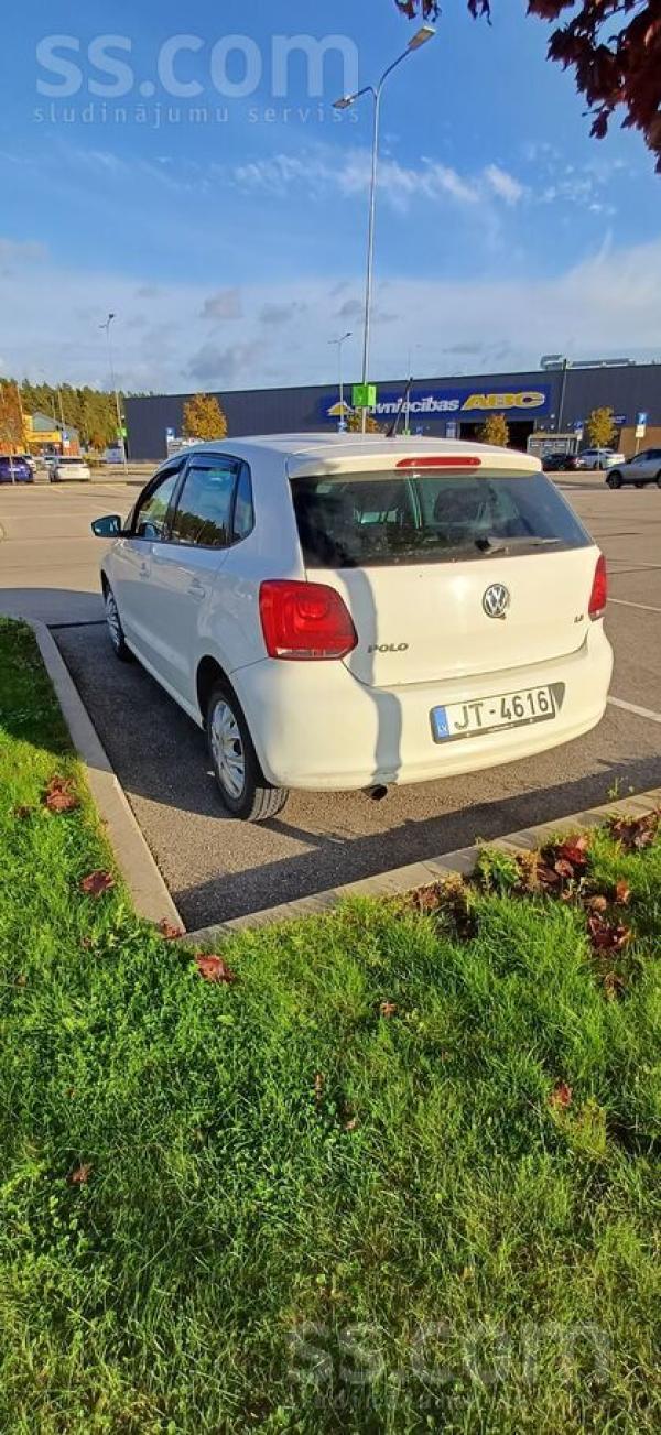 White Volkswagen Polo 2010 in Riga, with an engine capacity of 1.40 L and mileage of 209 thousand km for 2800 €, photo 4 on AUTOMOTO.COM.LV