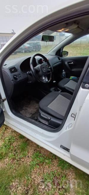 White Volkswagen Polo 2010 in Riga, with an engine capacity of 1.40 L and mileage of 209 thousand km for 2800 €, photo 5 on AUTOMOTO.COM.LV