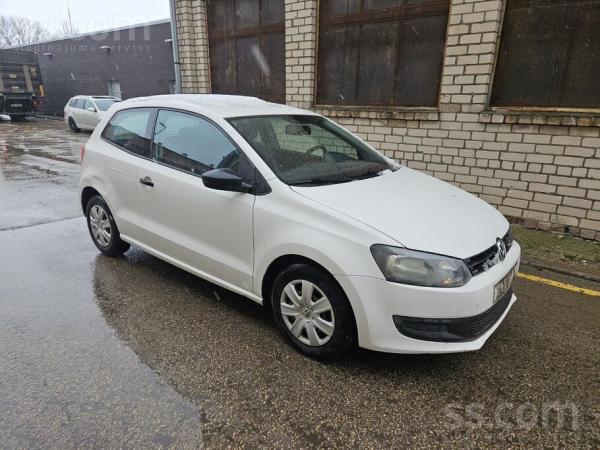 White Volkswagen Polo 2011 in Cesis, with an engine capacity of 1.20 L and mileage of 258 thousand km for 3300 €, photo 2 on AUTOMOTO.COM.LV