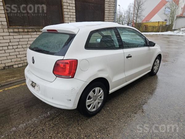 White Volkswagen Polo 2011 in Cesis, with an engine capacity of 1.20 L and mileage of 258 thousand km for 3300 €, photo 3 on AUTOMOTO.COM.LV