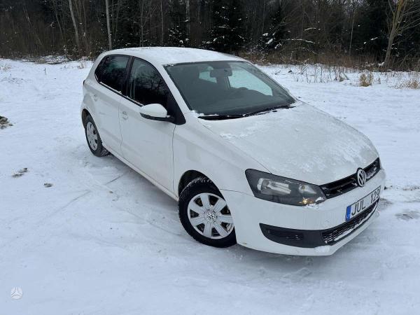 White Volkswagen Polo 2011 in Kaunas, with an engine capacity of 1.20 L and mileage of 219 thousand km for 2700 €, photo 2 on AUTOMOTO.COM.LV