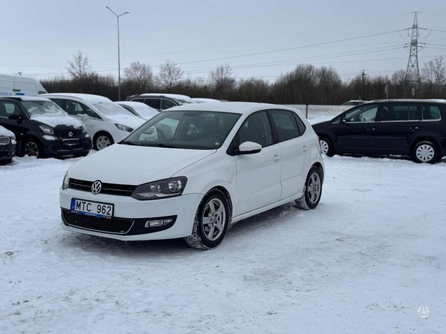 White Volkswagen Polo 2011 in Siauliai, with an engine capacity of 1.60 L and mileage of 340 thousand km for 2499 €, photo 1 on AUTOMOTO.COM.LV