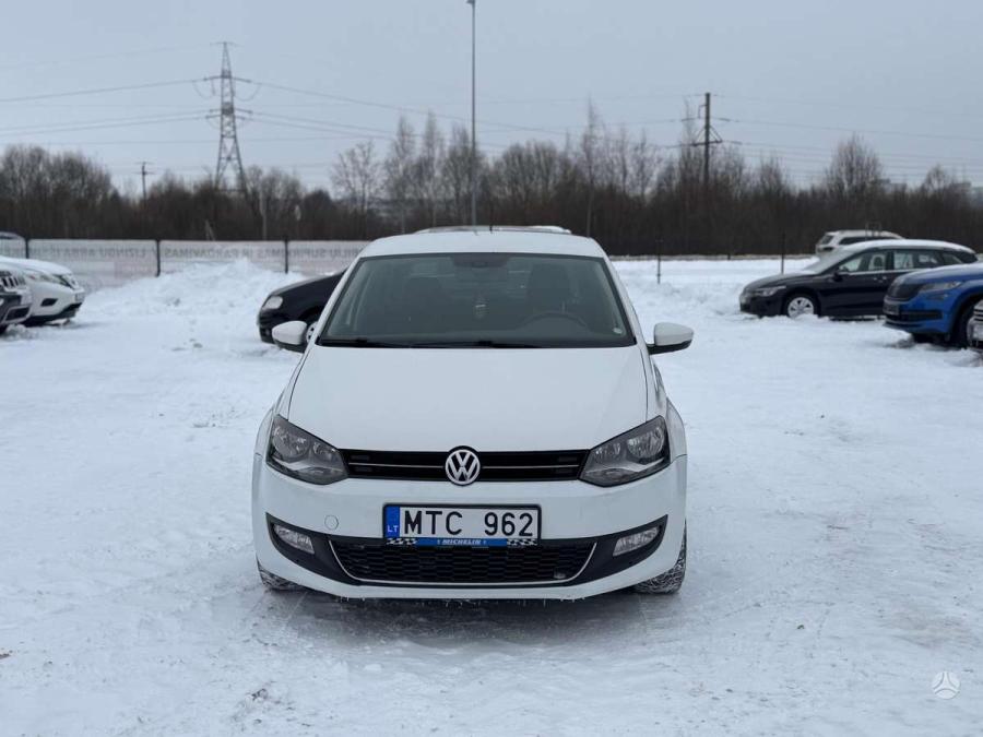 White Volkswagen Polo 2011 in Siauliai, with an engine capacity of 1.60 L and mileage of 340 thousand km for 2499 €, photo 2 on AUTOMOTO.COM.LV