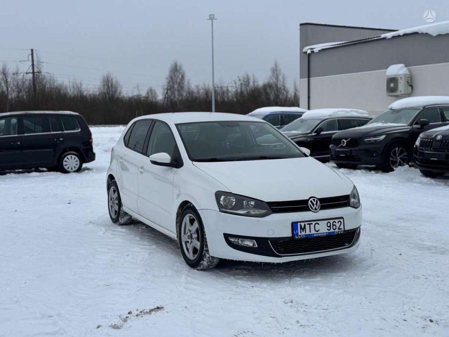 White Volkswagen Polo 2011 in Siauliai, with an engine capacity of 1.60 L and mileage of 340 thousand km for 2499 €, photo 3 on AUTOMOTO.COM.LV