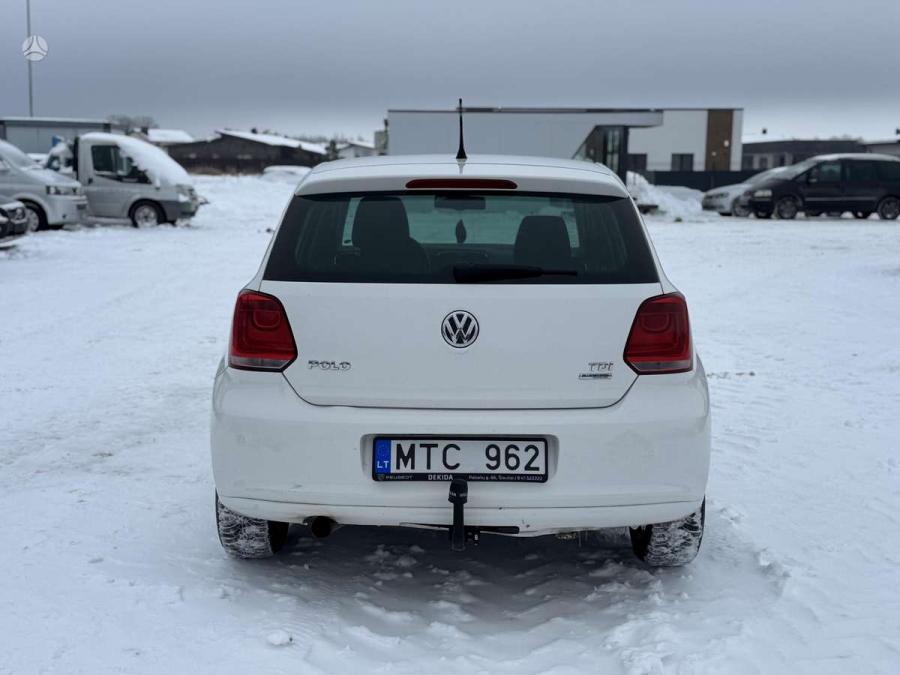 White Volkswagen Polo 2011 in Siauliai, with an engine capacity of 1.60 L and mileage of 340 thousand km for 2499 €, photo 5 on AUTOMOTO.COM.LV
