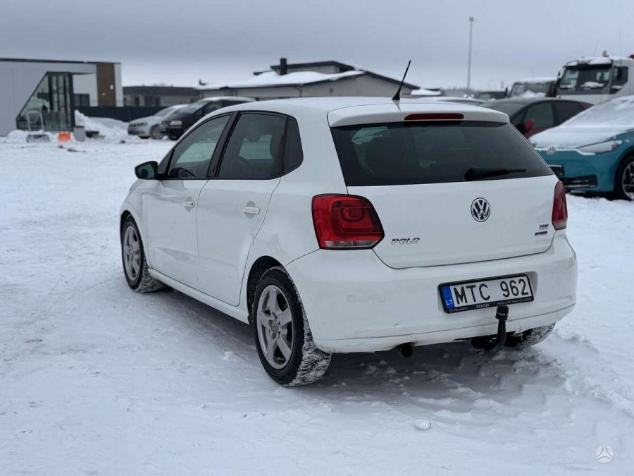 White Volkswagen Polo 2011 in Siauliai, with an engine capacity of 1.60 L and mileage of 340 thousand km for 2499 €, photo 6 on AUTOMOTO.COM.LV