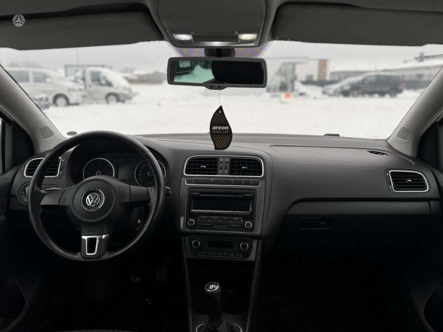 White Volkswagen Polo 2011 in Siauliai, with an engine capacity of 1.60 L and mileage of 340 thousand km for 2499 €, photo 8 on AUTOMOTO.COM.LV
